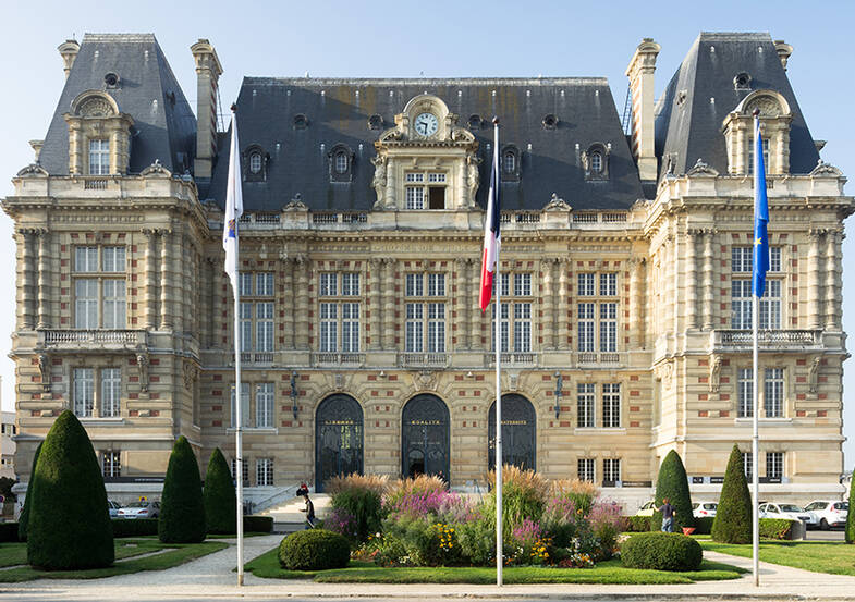 Rassemblement devant la mairie suite à l'appel de l'association des ...